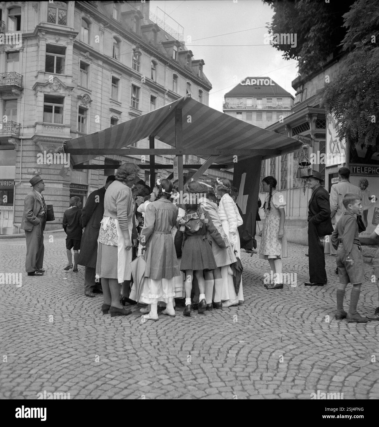 Kinder sammeln für die Schweizerspende, 1945#Children collecting money ...