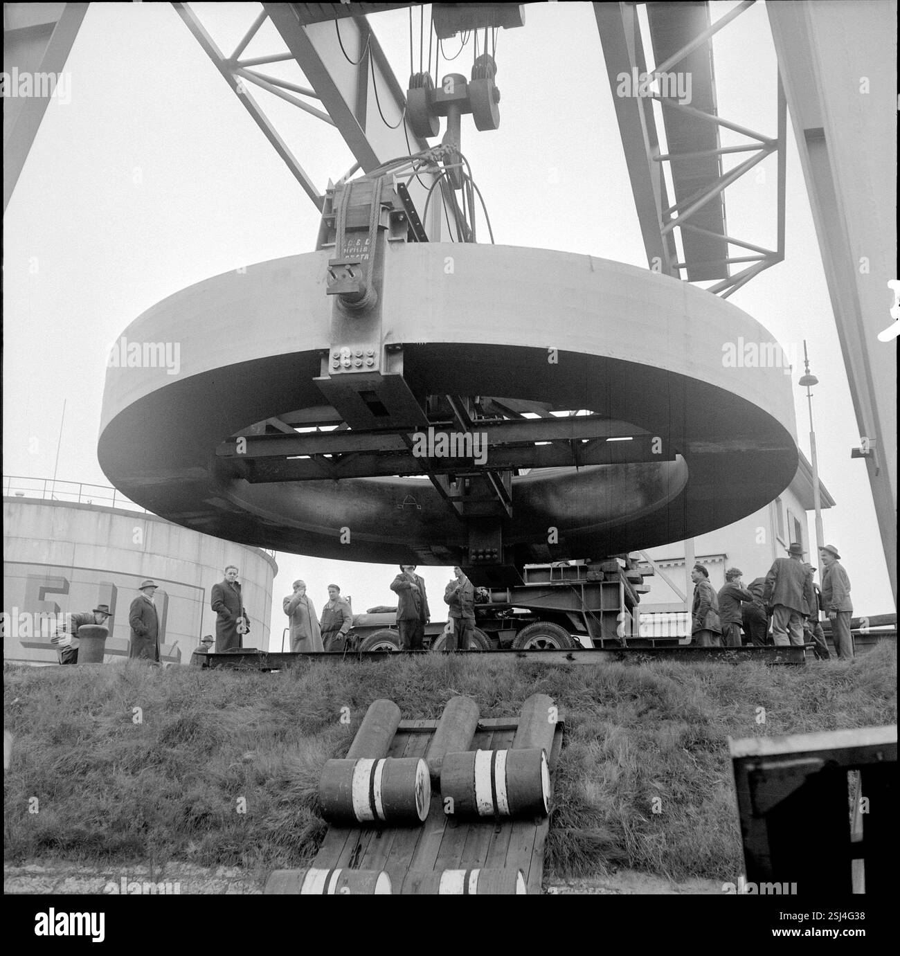CERN-Zyklotron Magnetspule wird umgeladen, Hafen Basel 1955#CERN ...