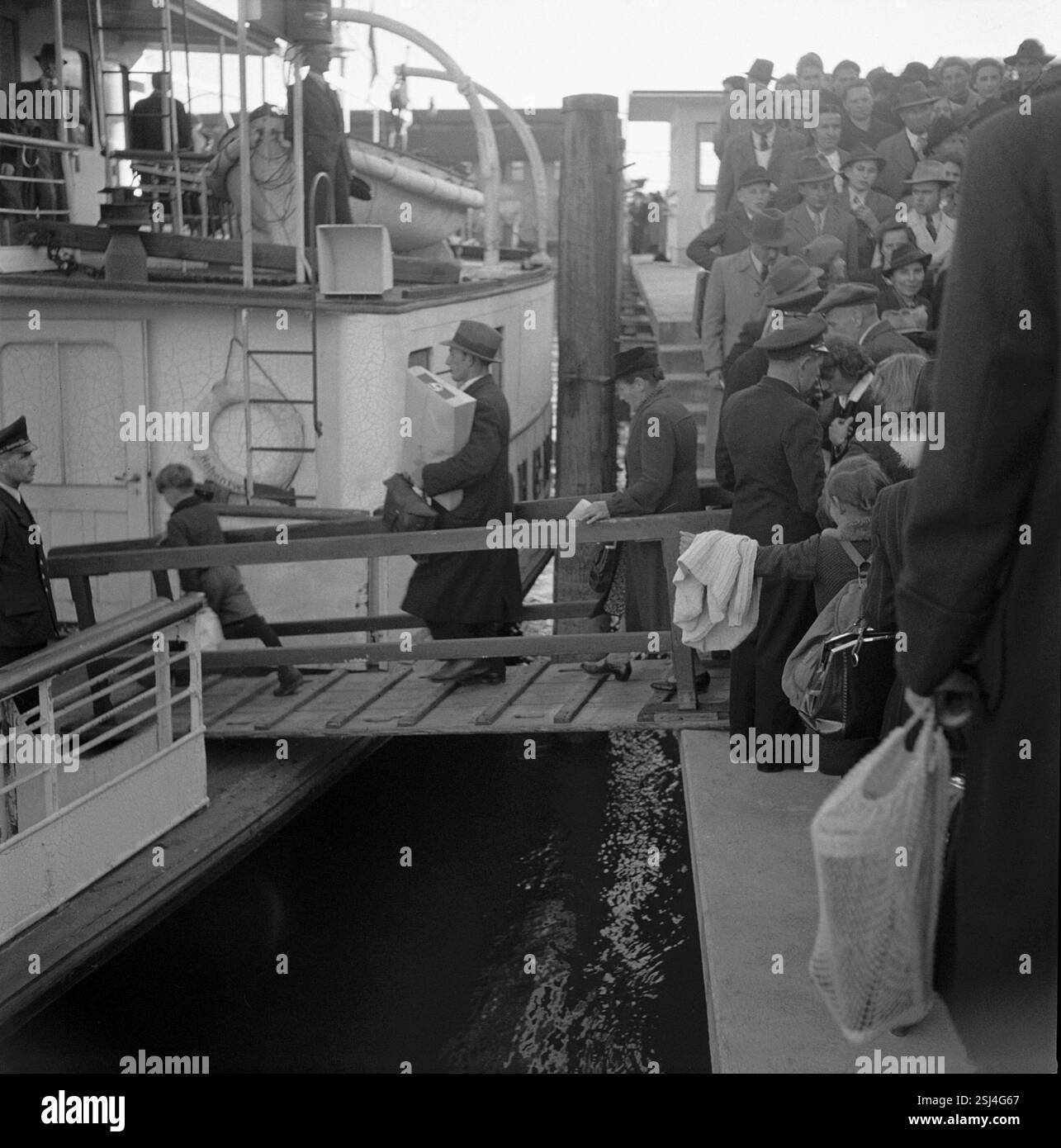 Romanshorn, Touristen aus Deutschland; 1948#German tourists boarding a ...