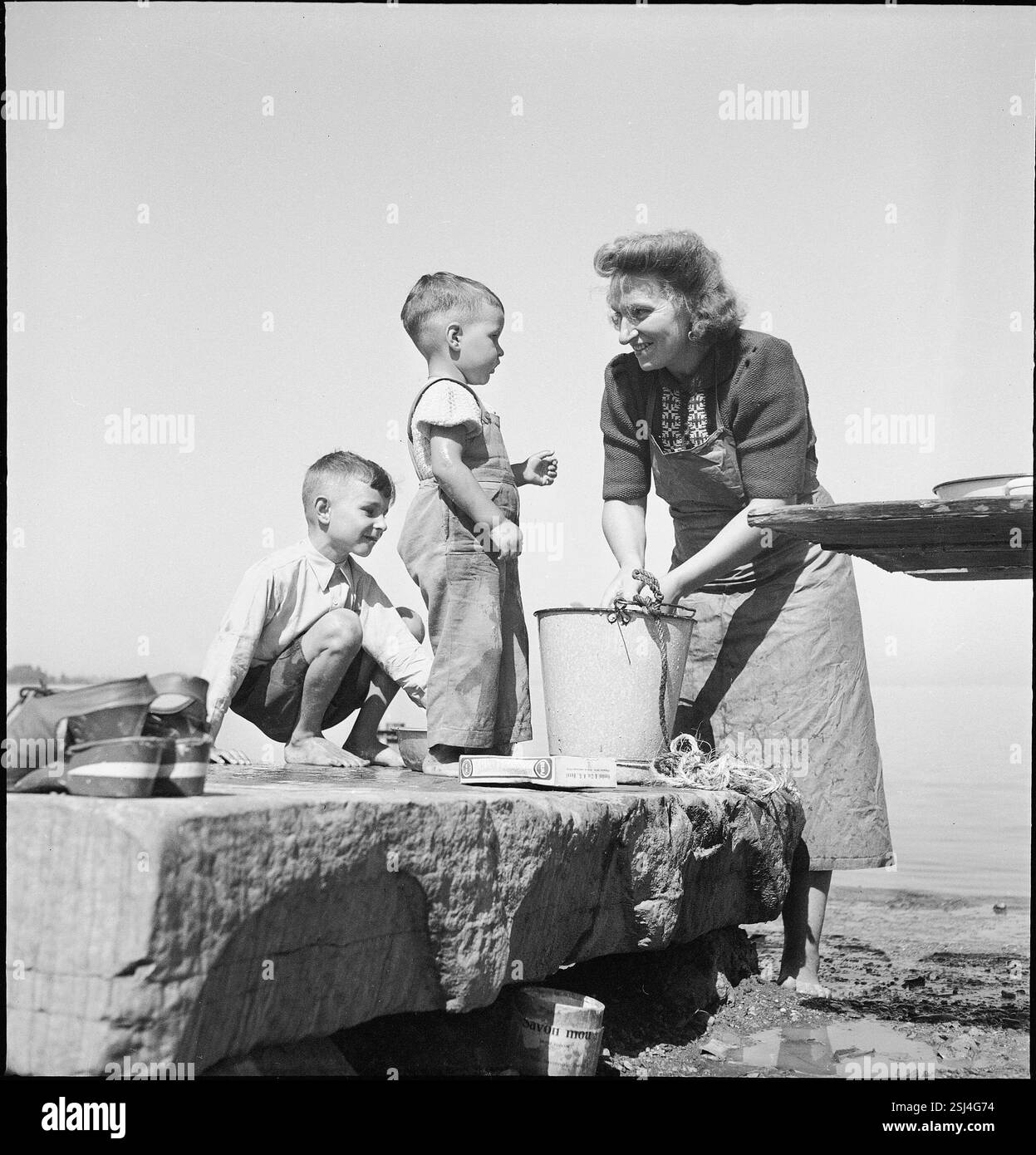 Frau mit ihren Kindern beim waschen am Bodensee, 1944#Woman with her ...