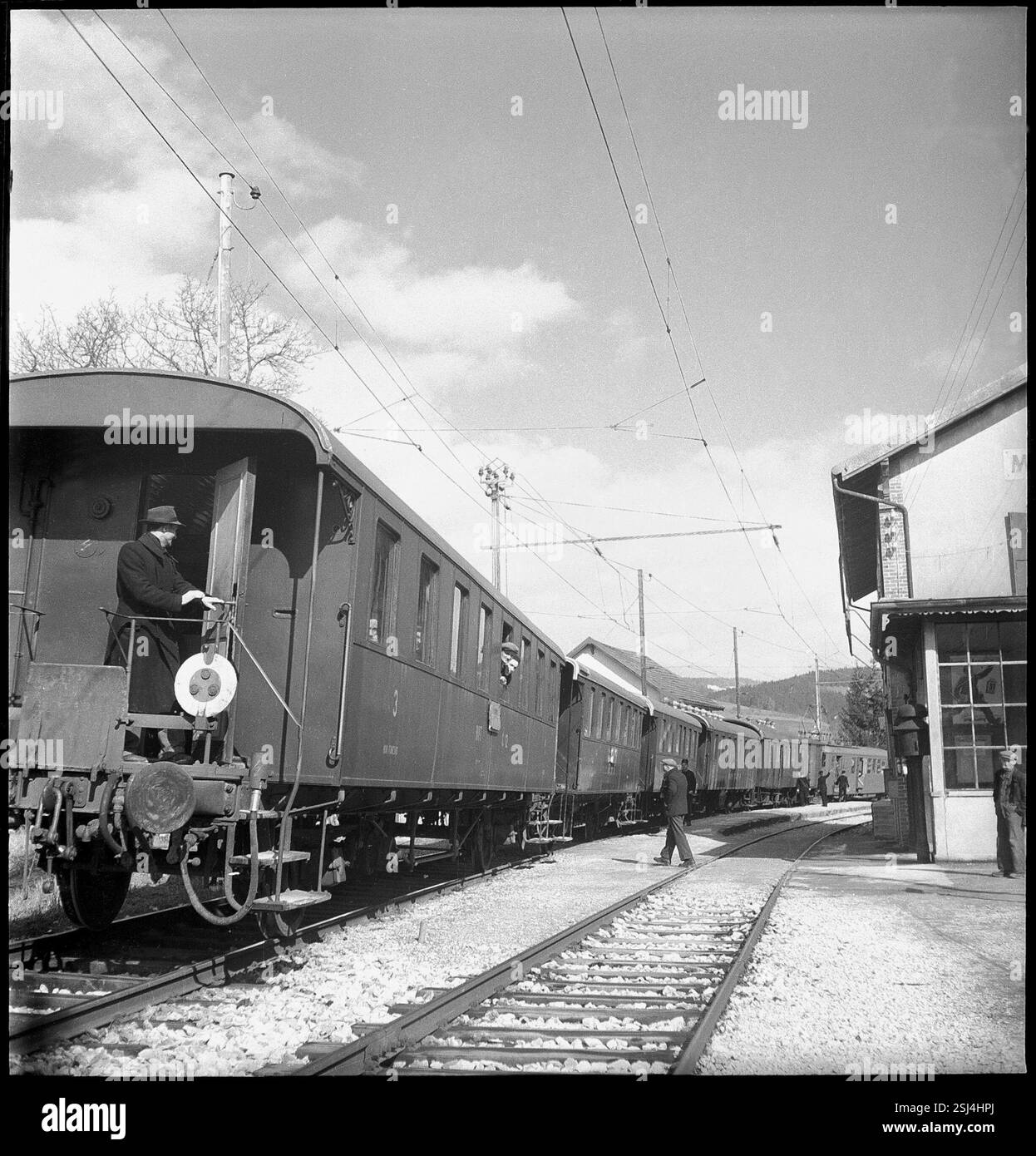 Val de Travers, Zug im Bahnhof Môtiers; 1950#Val de Travers, train in ...