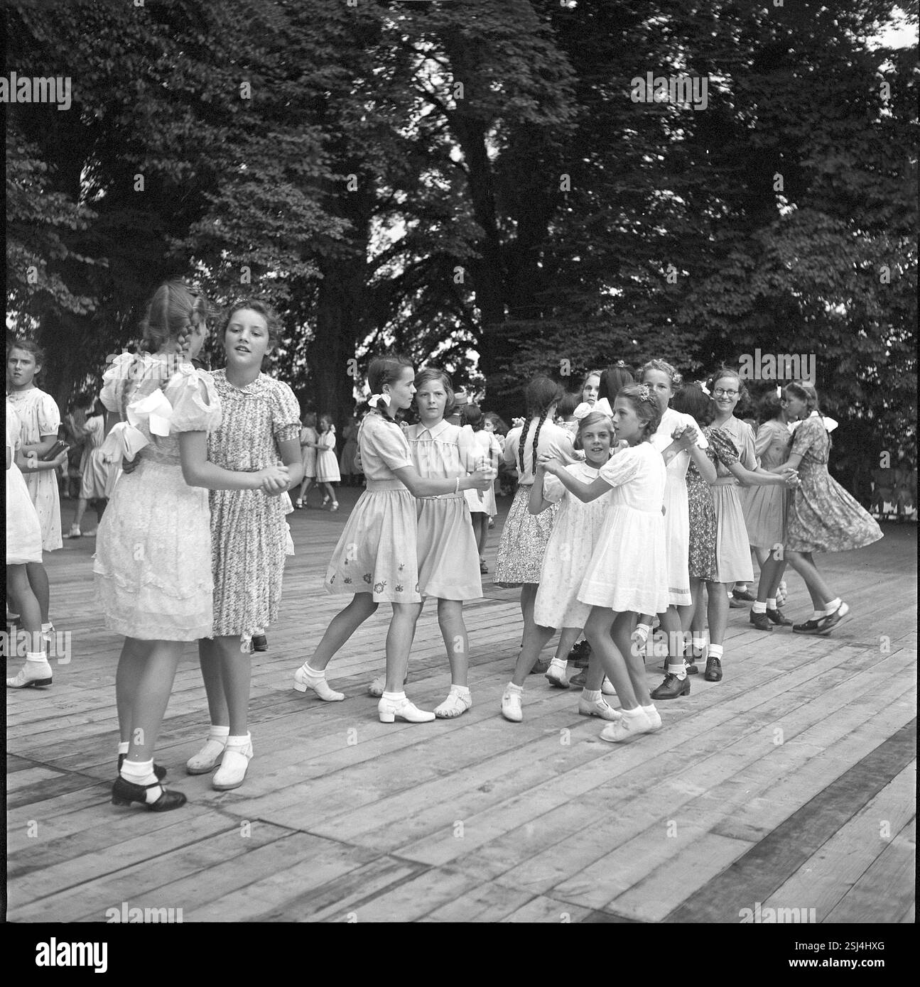 Tanz am Kinderfest in Zofingen 1946#Dance at the children's party in ...