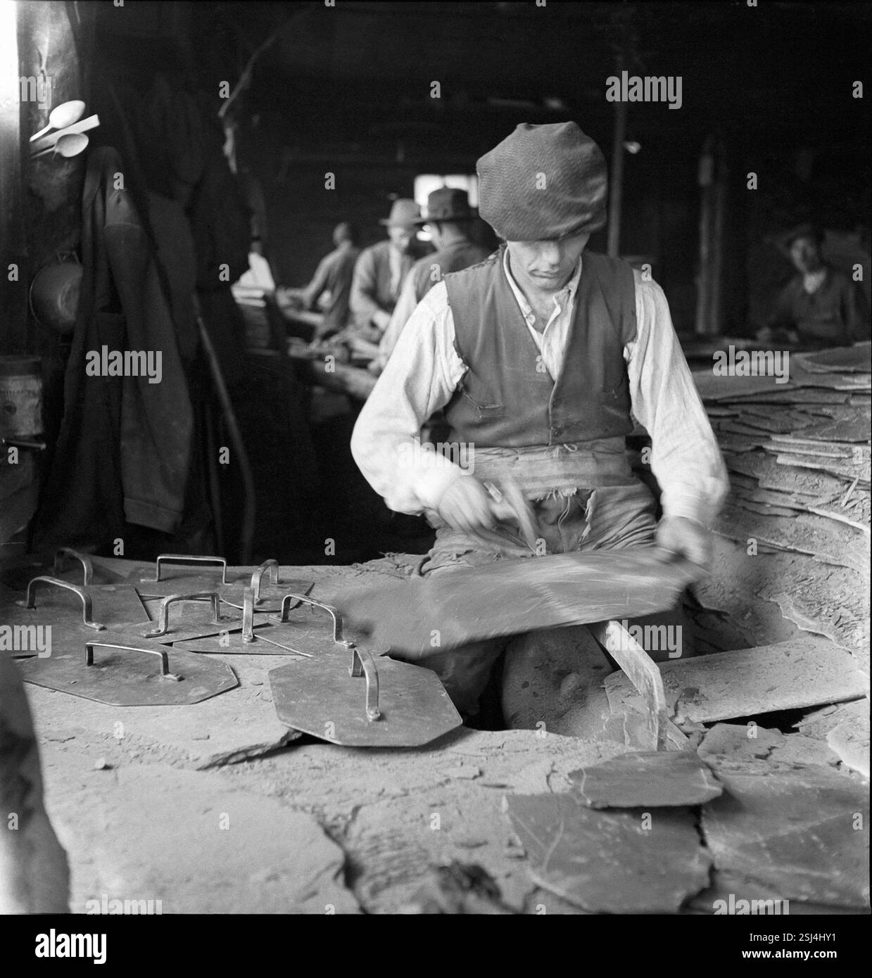 Verarbeitung von Schiefer in Termen, Wallis; 1946#Termen, Slate mine in ...