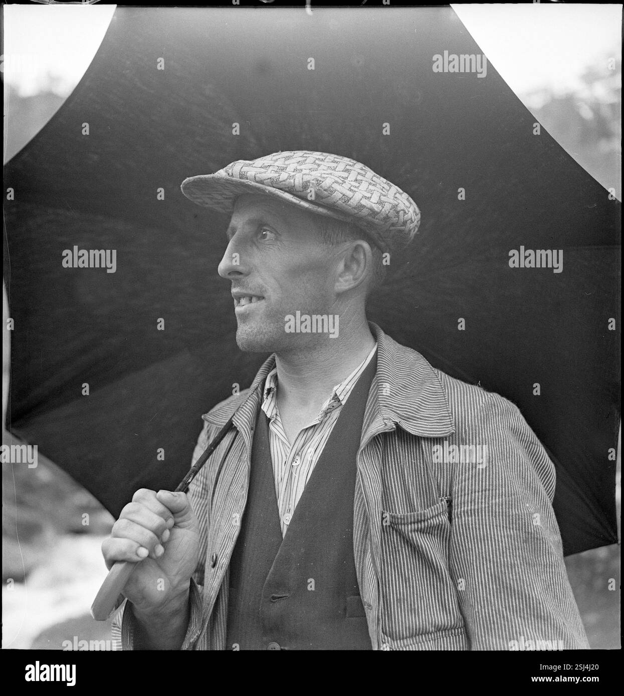 Mann mit Regenschirm, Bosco Gurin 1941#Man with Umbrella, Bosco Gurin ...
