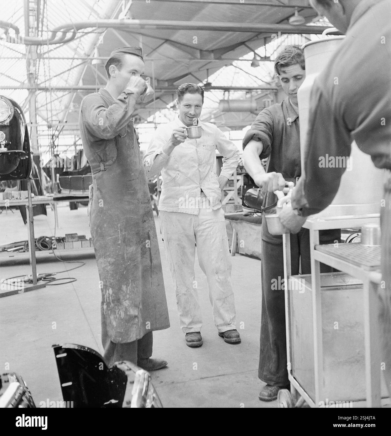 Fabrikarbeiter machen Pause; Montagehalle; General Motors 1946#Factory ...