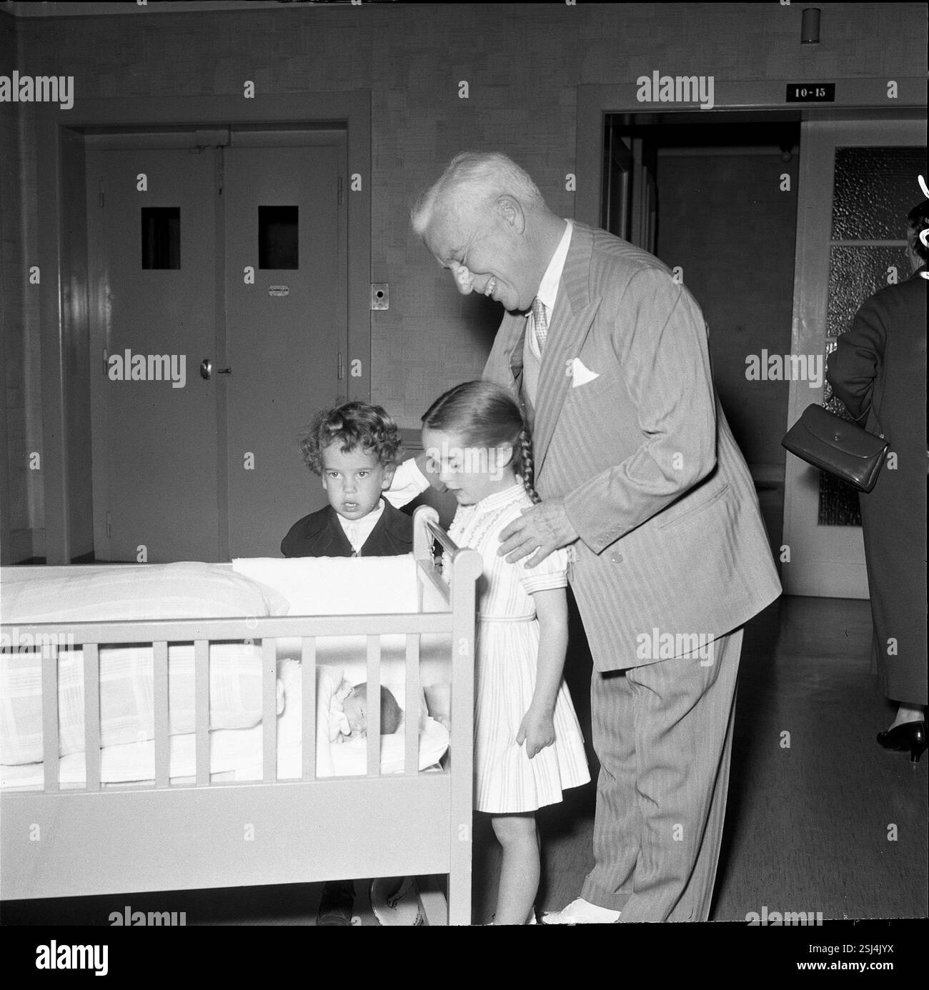 Charlie Chaplin nach Geburt seiner Tochter Jane, mit Eugene und ...