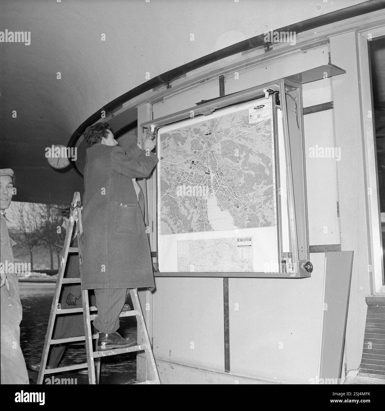 City-Guide am Bellevue, Stadtplan, 1954#City guide in Zurich, city map ...