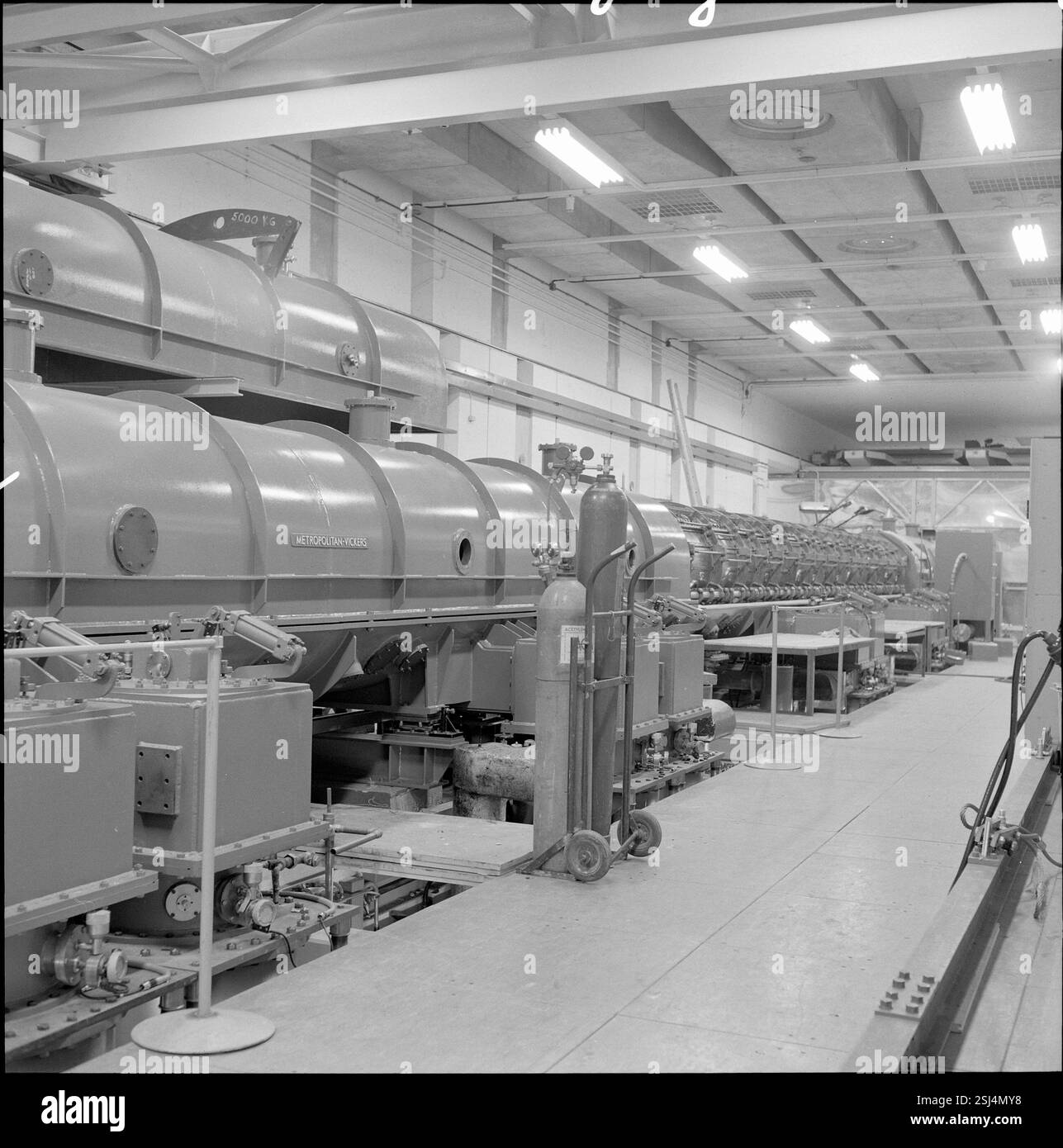 Linearbeschleuniger im CERN Protonen-Synchrotron Labor 1958#Linear accelerator at CERN proton ...