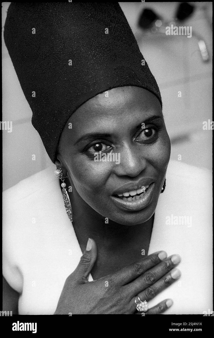 Miriam Makeba während ihrem Auftritt in Zürich, 1969#Miriam Makeba in ...