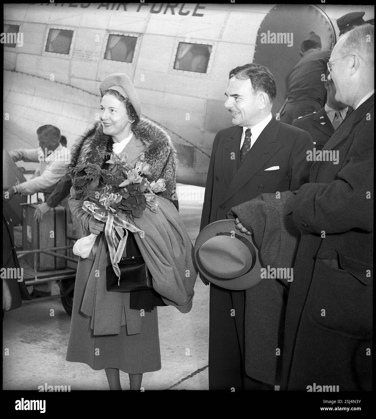 Thomas E. Dewey und seine Ehefrau bei Ankunft in Kloten, 1949#Thomas E ...