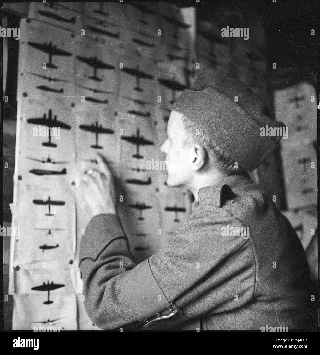 Flab-Soldat an Flugzeug-Tabelle, Wallis 1940#Soldier of air raid ...