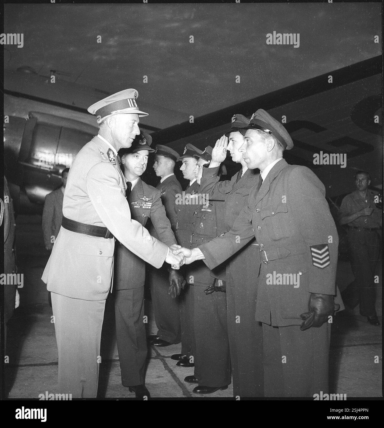 Begrüssung der belgischen Militärpiloten, die den König nach Hause ...
