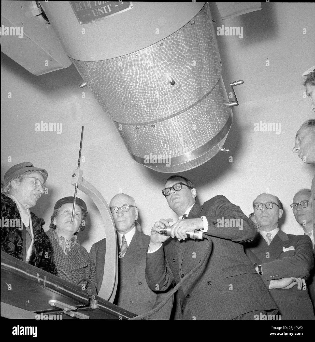 Kobalt 60 Bestrahlungsapparat in Betrieb gesetzt, Genf 1956#Cobalt 60 ...