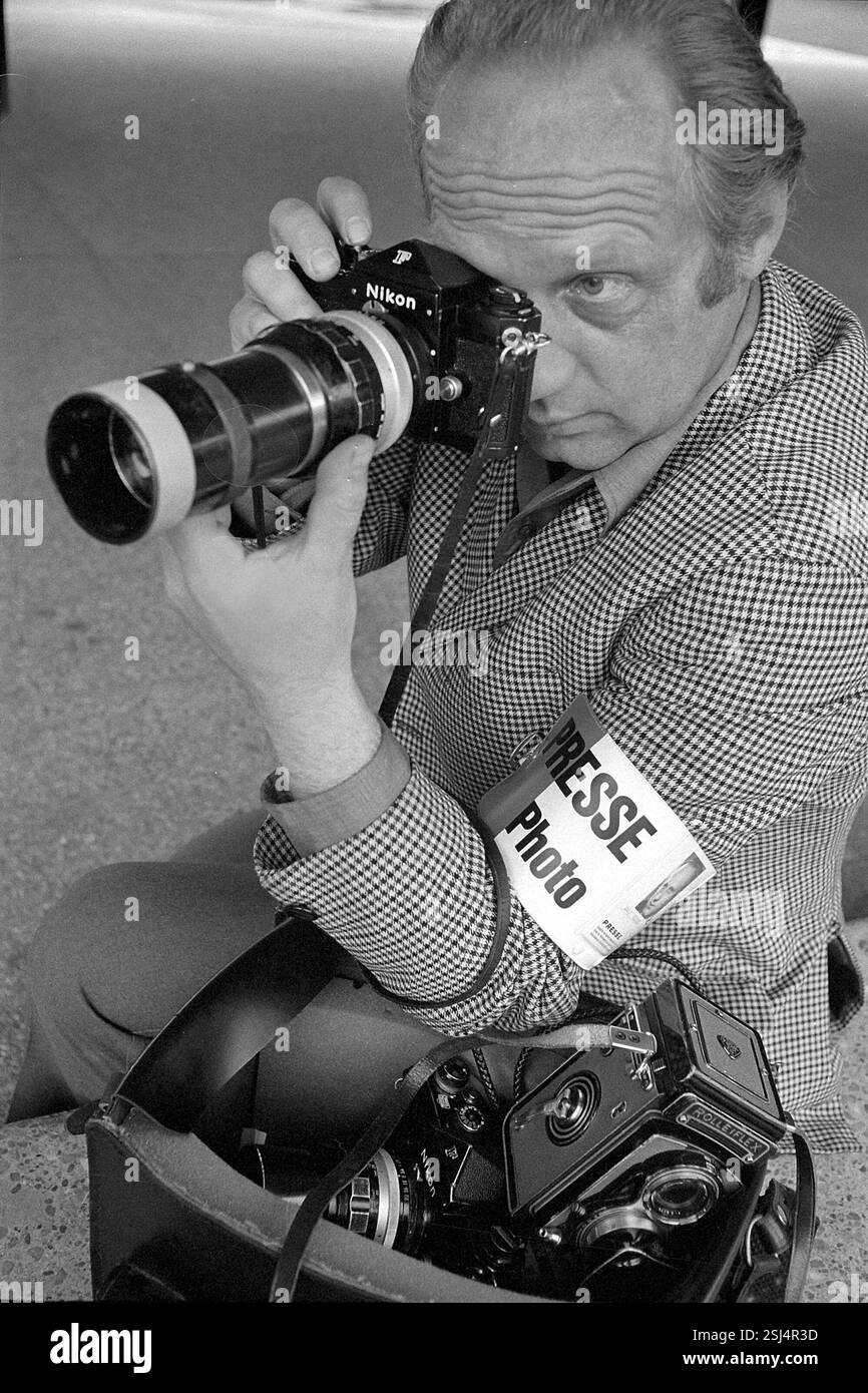 Pressefotograf mit Armbinde (Pressebinde), 1970#Press photographer with ...