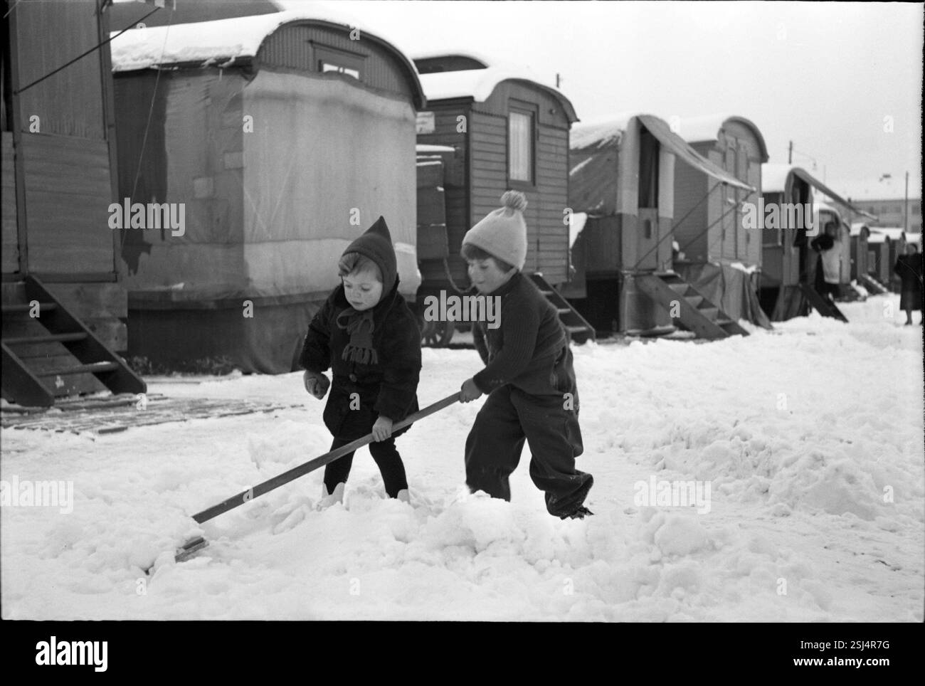 Schaustellerbetrieb im Winterlager; spielende Kinder 1942 #Fairground showman's winter camp ...