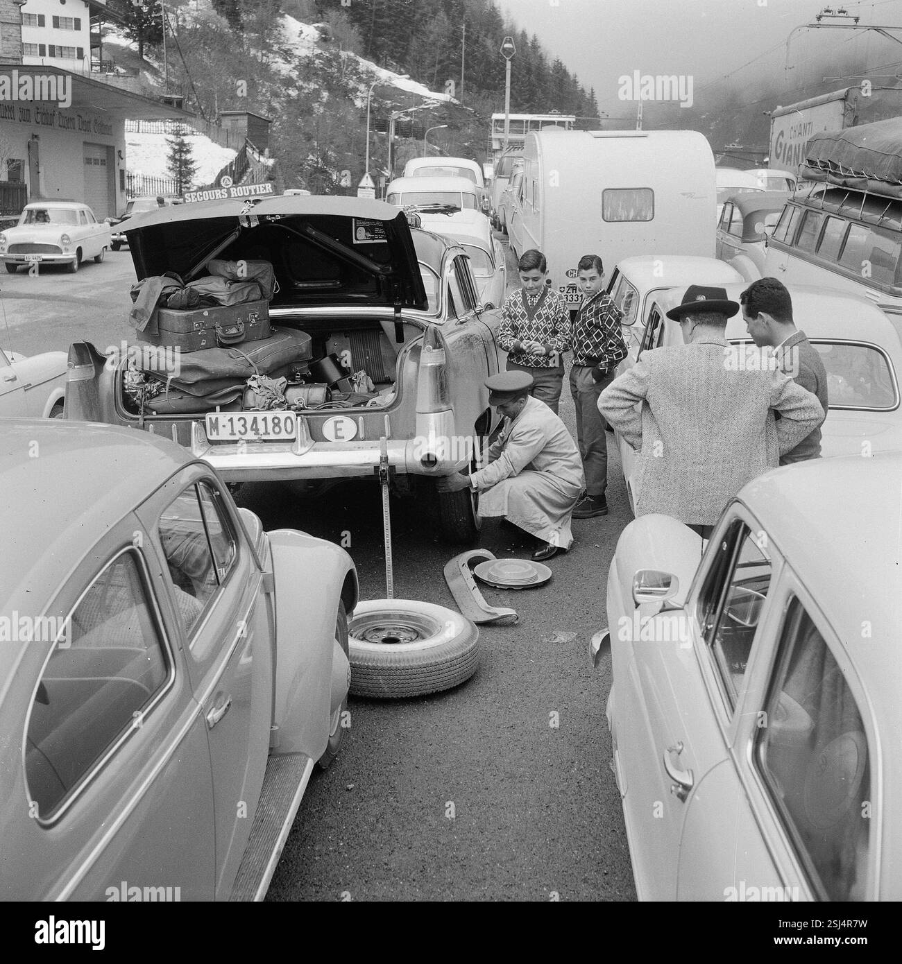 Osterverkehr in Göschenen, 1959#Easter Traffic in Goeschenen, 1959 ...