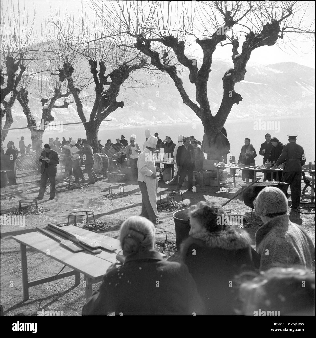 Risotto-Essen an der Fasnacht in Ascona, 1955#Public risotto meal at ...