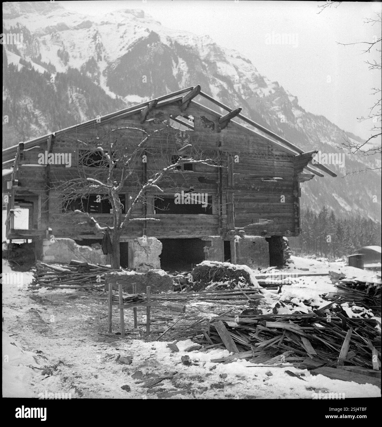 Zerstörtes Chalet nach Explosion in Mitholz 1948#Destroyed chalet after ...