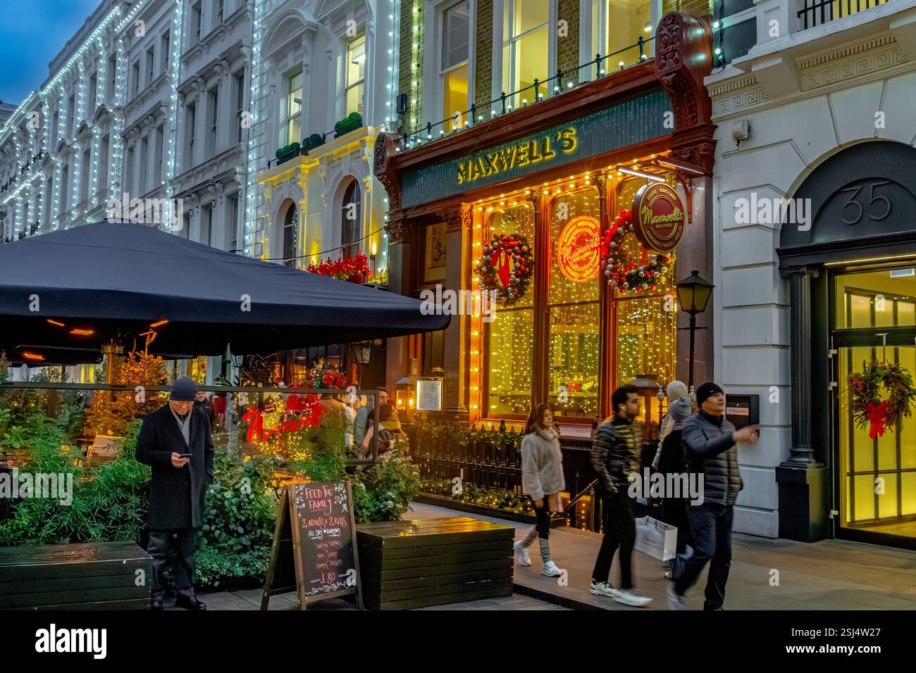 People walking past Maxwell's Bar & Grill on King St ,Covent Garden ...