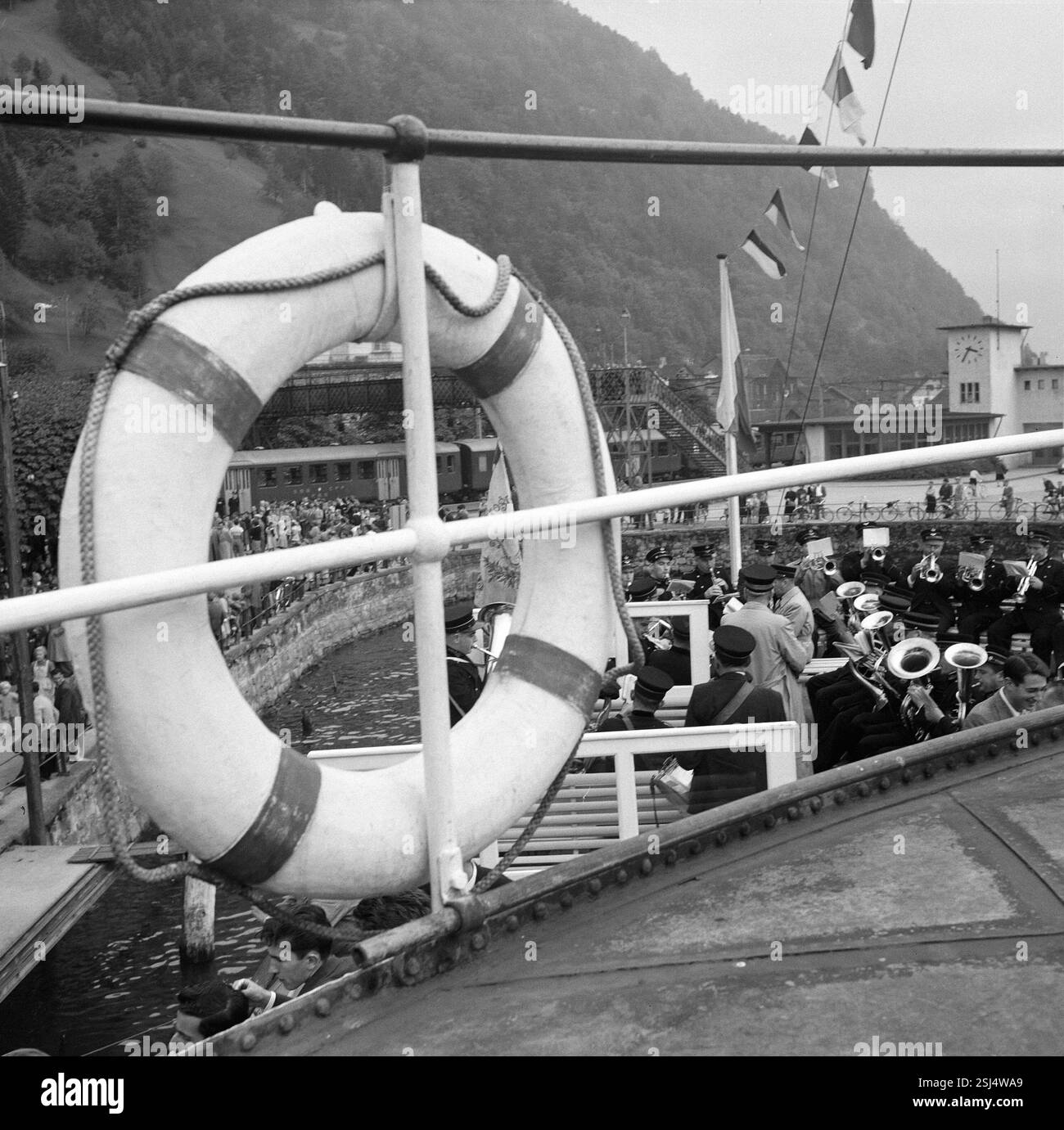 Menschen an Schiffanlegestelle im Tessin, 1953#People at landing stage ...
