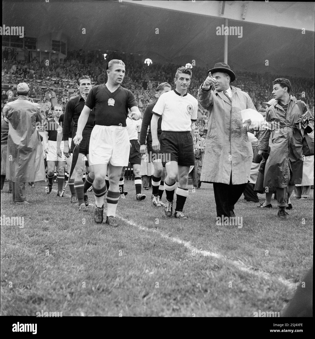 Fussball-WM 1954: Einlauf der Mannschaften; Puskas, Walter#Football WC ...