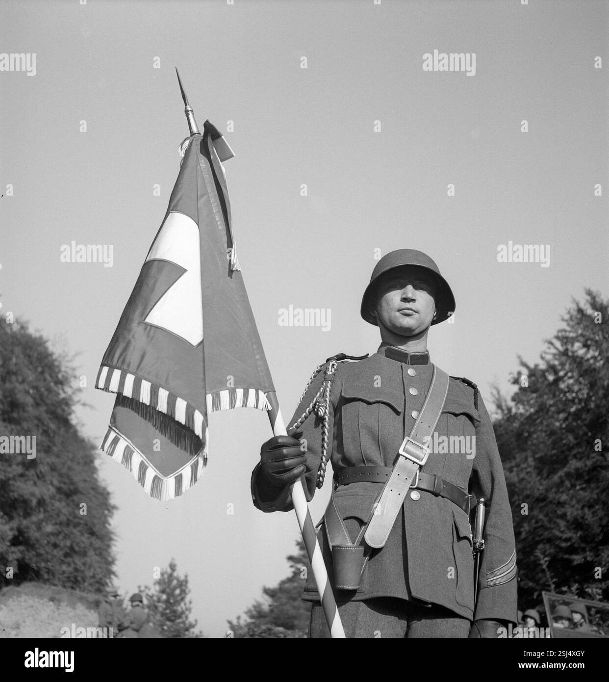 Schweizer Soldat mit Schweizer Fahne, Bargen 1948#Swiss soldier with ...