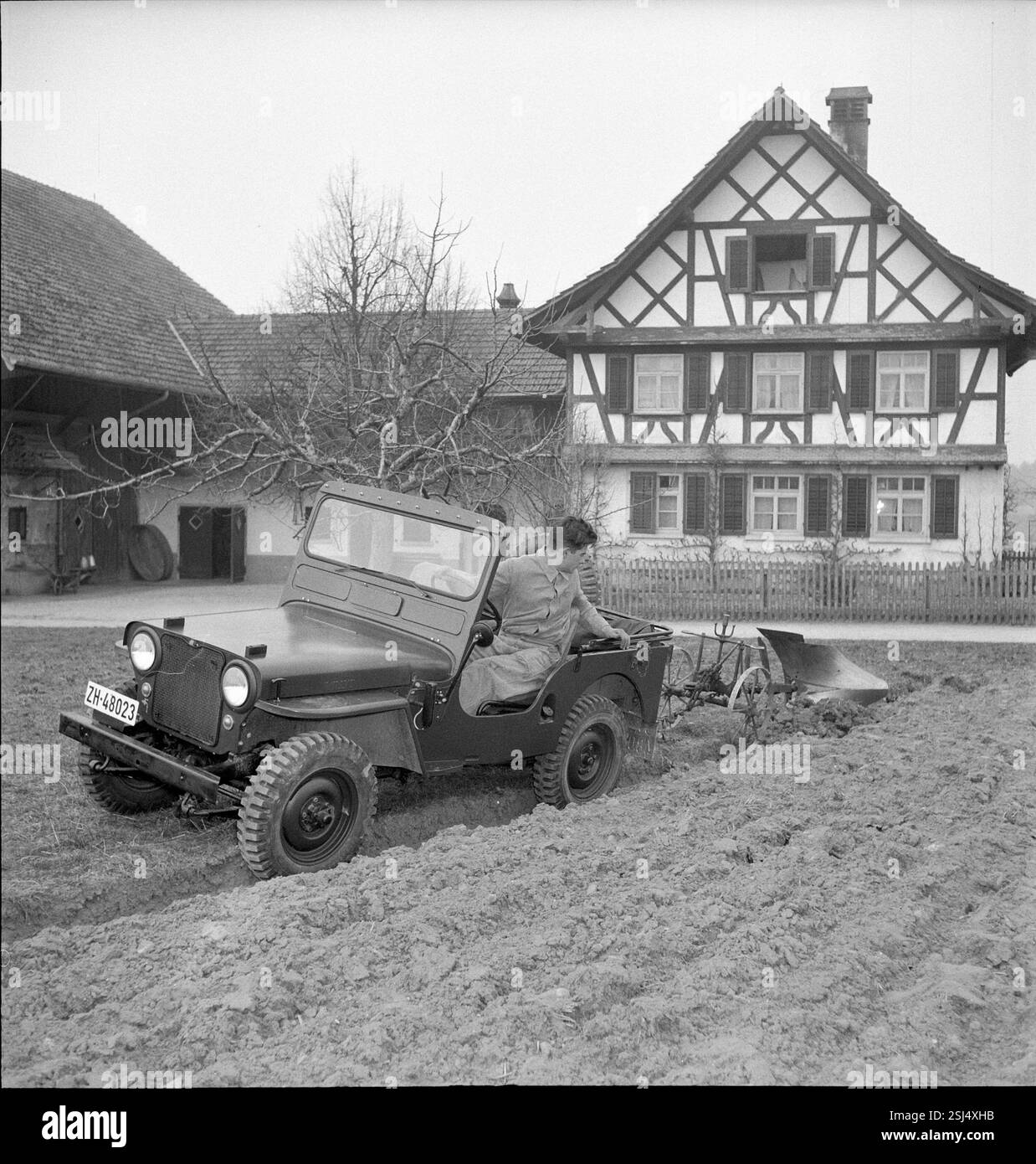 Militärjeep zieht Pflug 1950#Military jeep pulling plough 1950 Stock ...