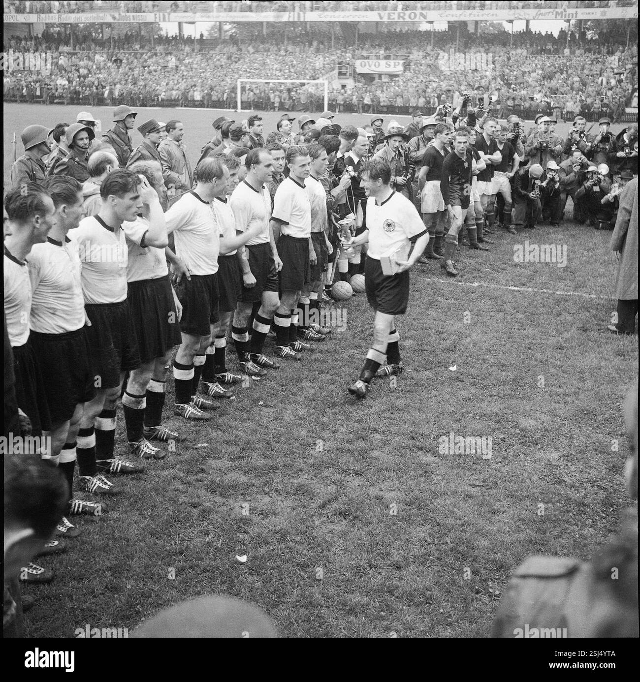 Fussball-WM-Final 1954: Weltmeister Deutschland bei der Siegerehrung# ...