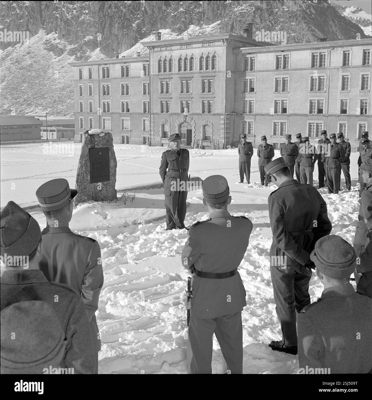 Denkmal für Lawinen-Opfer von 1945, Kaserne Andermatt 1951#Memorial for ...