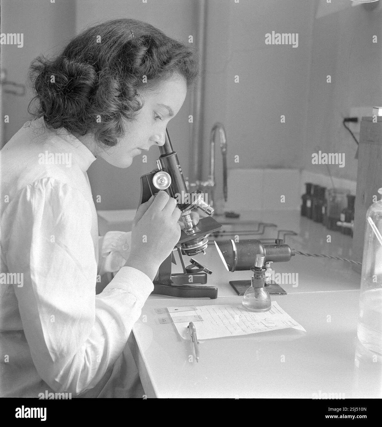 Typhus Epidemie Glion 1945: Frau mit Mikroskop#Typhoid epidemic Glion ...