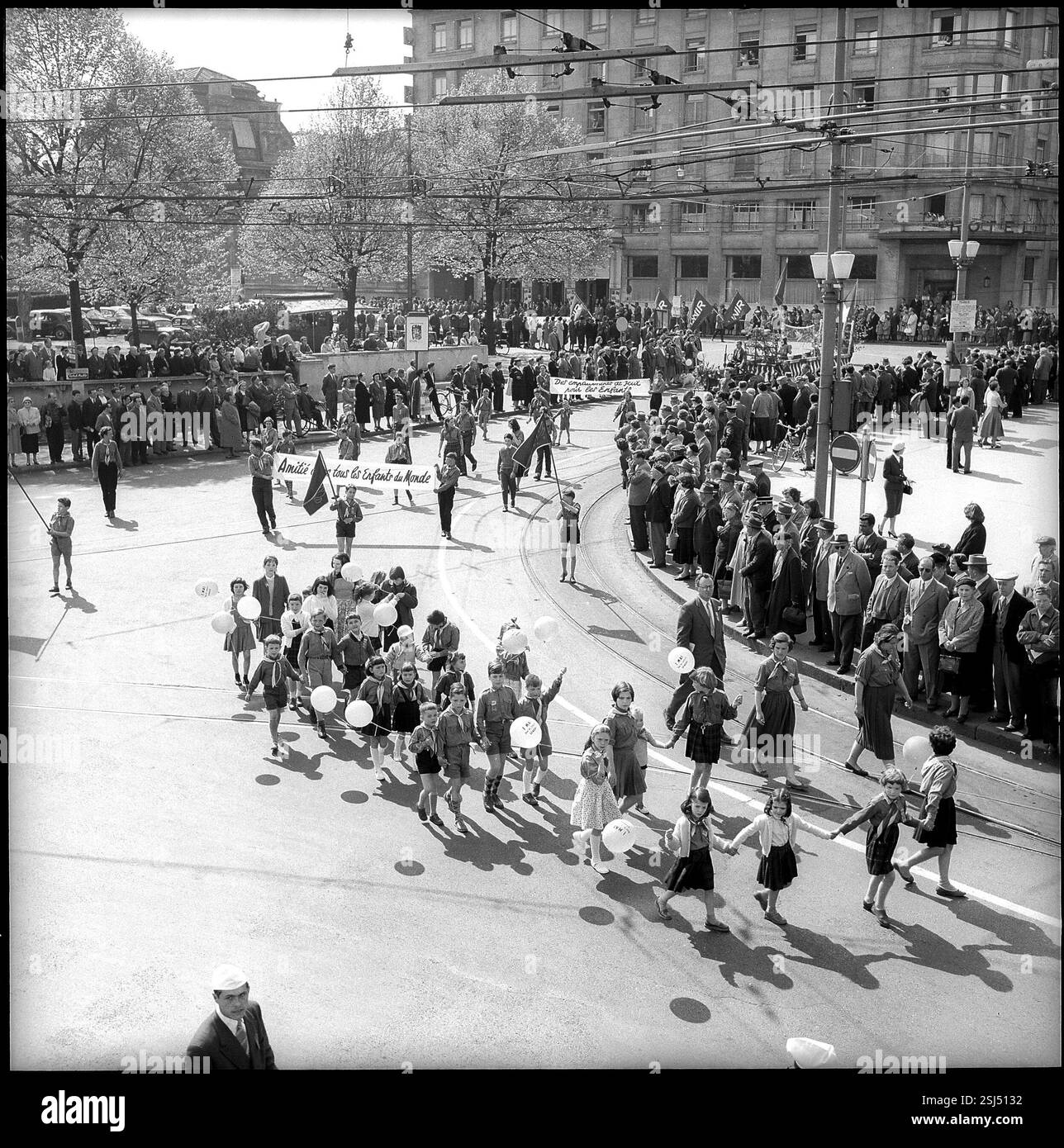 Kinder im 1. Mai Umzug in Genf 1958#Children at May Day demonstration ...