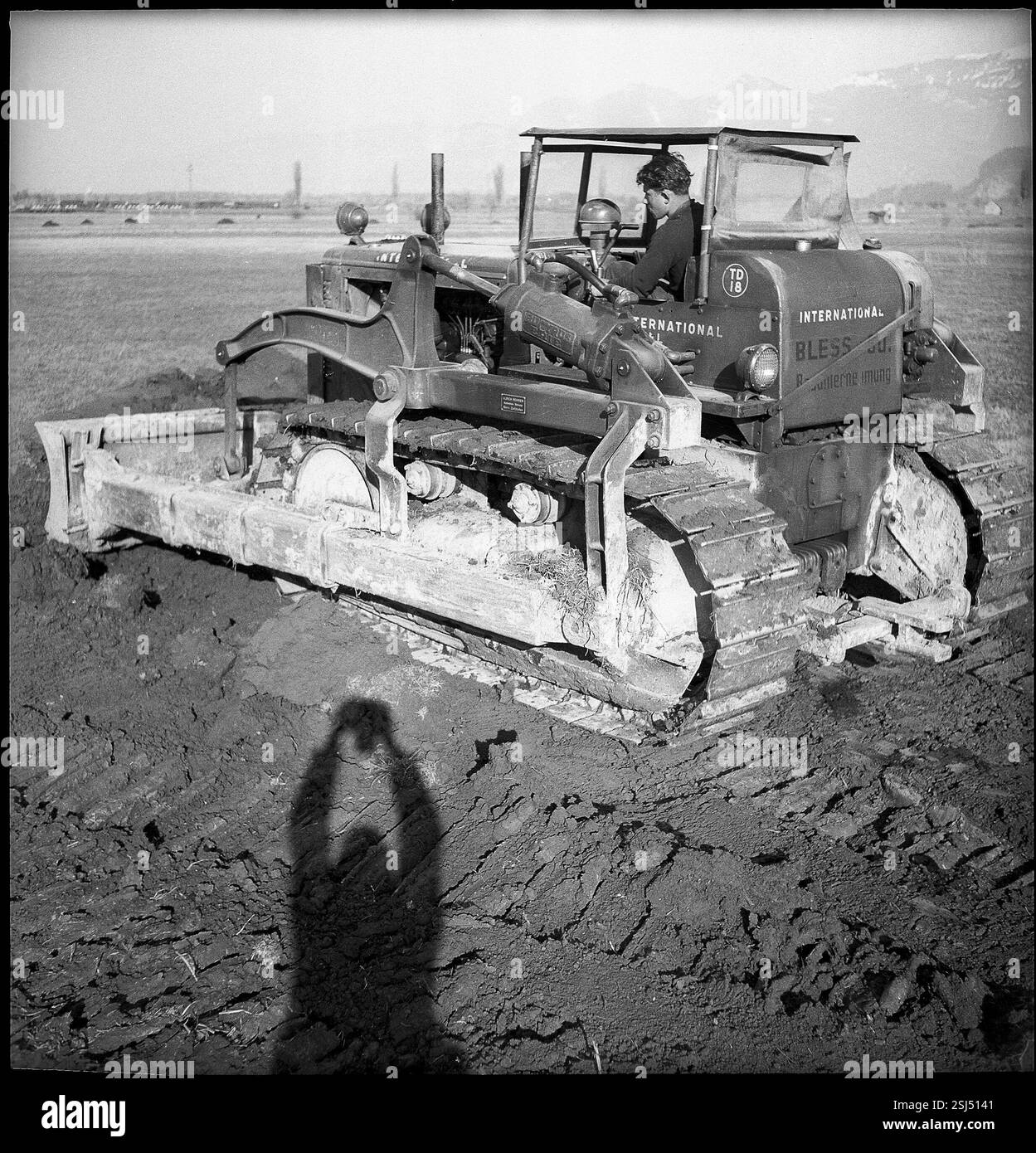 Planierraupe, Melioration von Ackerland im Rheintal 1949#Bulldozer ...