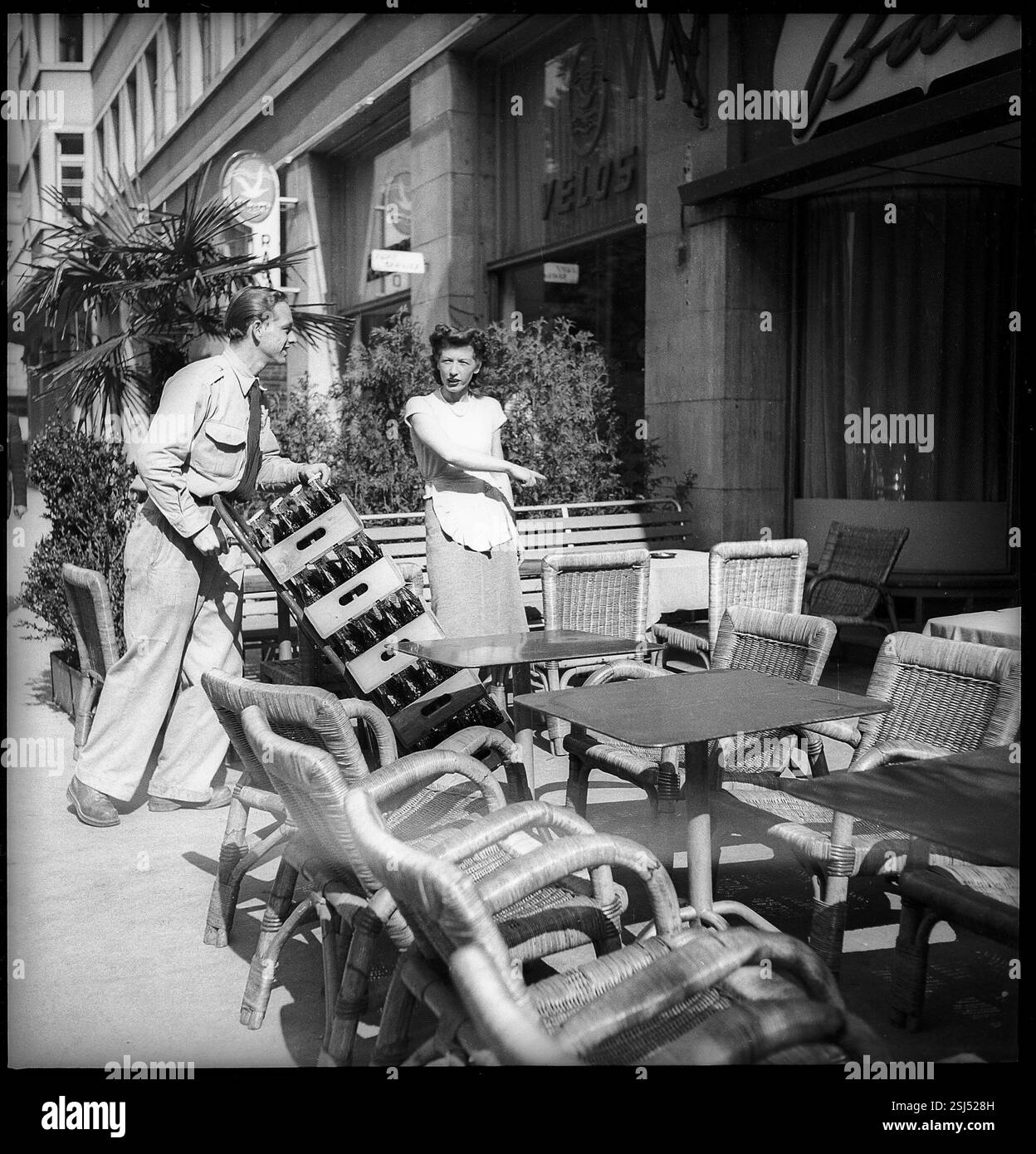 Coca-Cola, Lieferung an Restaurant; 1948#Coca-Cola, delivery; 1948- RDB ...