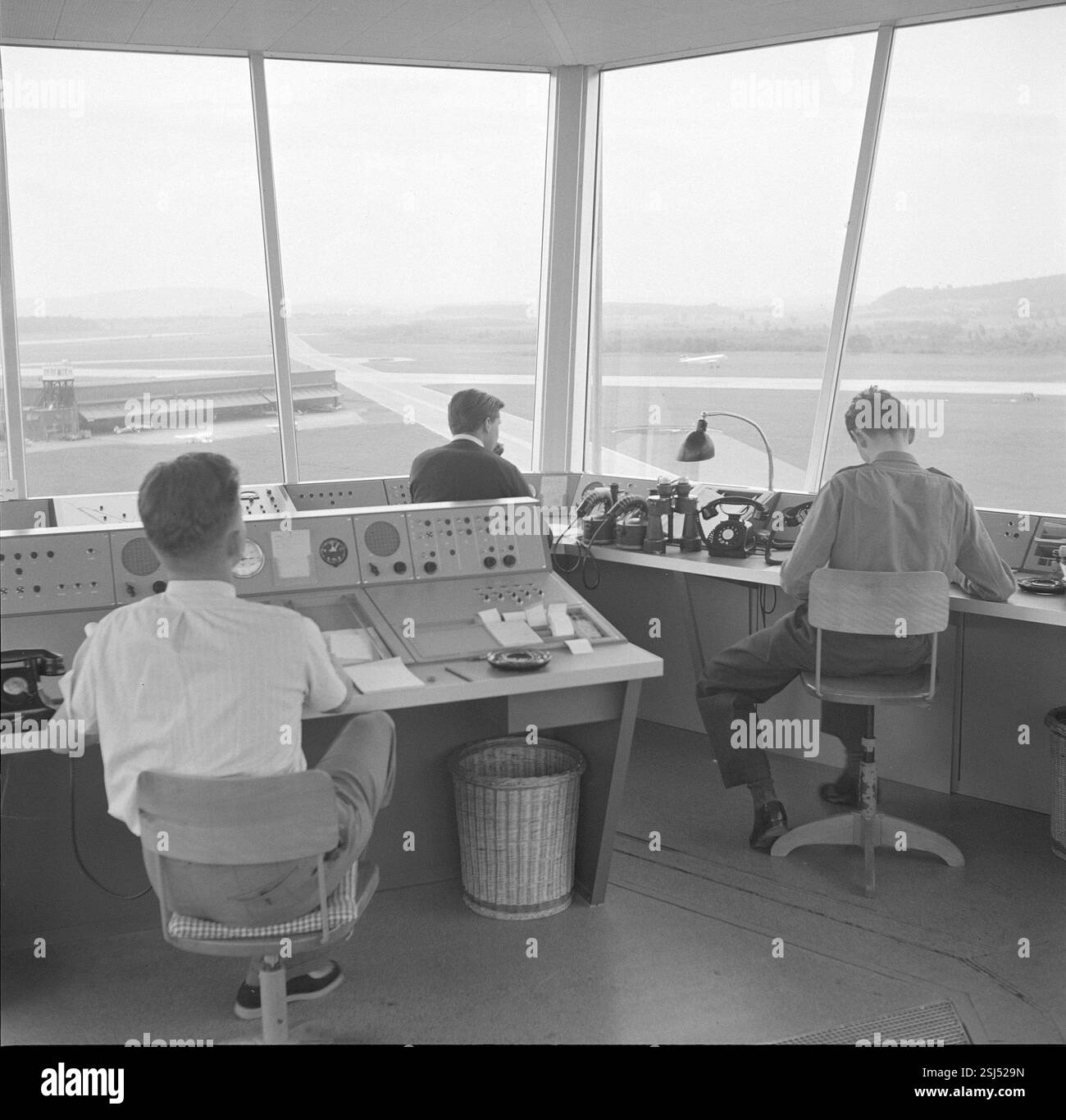 Fluglotsen im Kontrollturm, Flughafen Zürich-Kloten um 1956#Air traffic ...