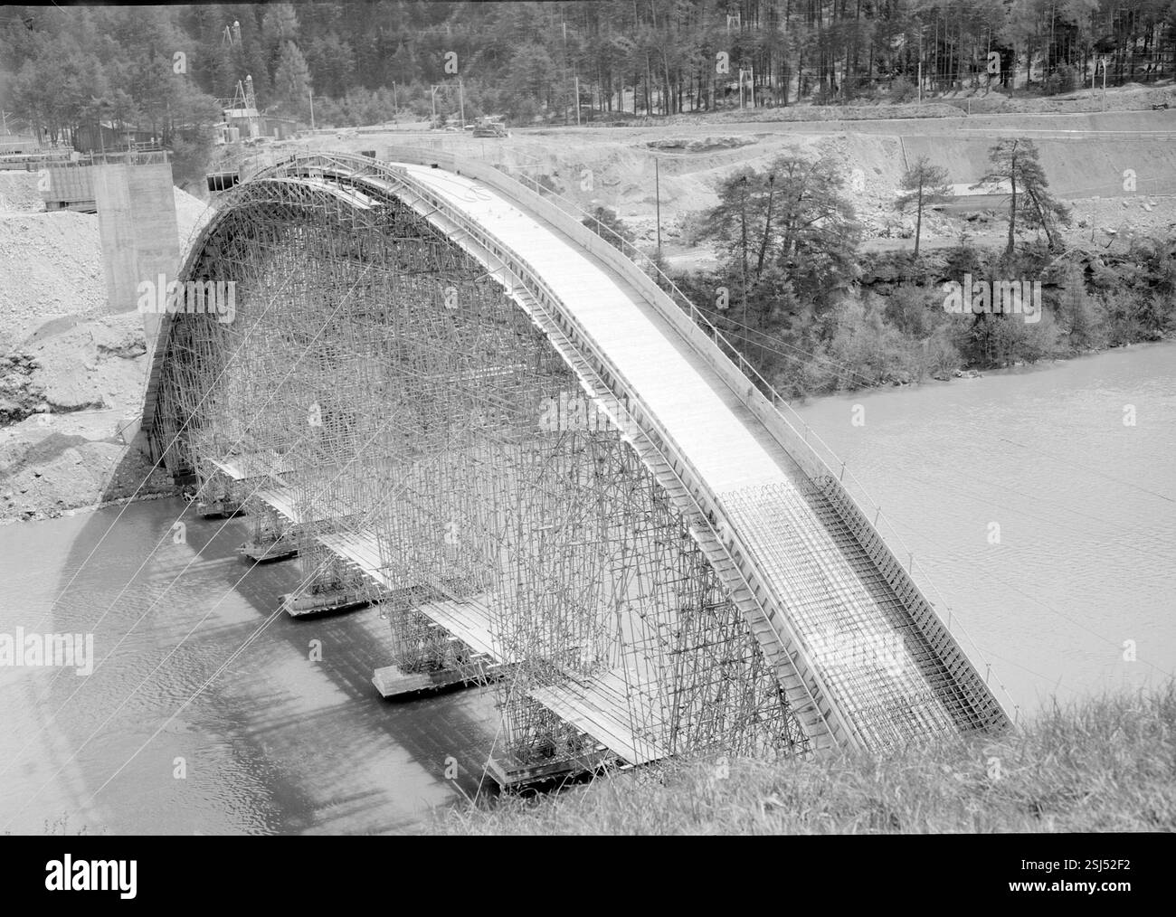 Vial-Tamins, Brücke im Bau; Lehrgerüst Brückenbogen; 1963#Vial-Tamins ...