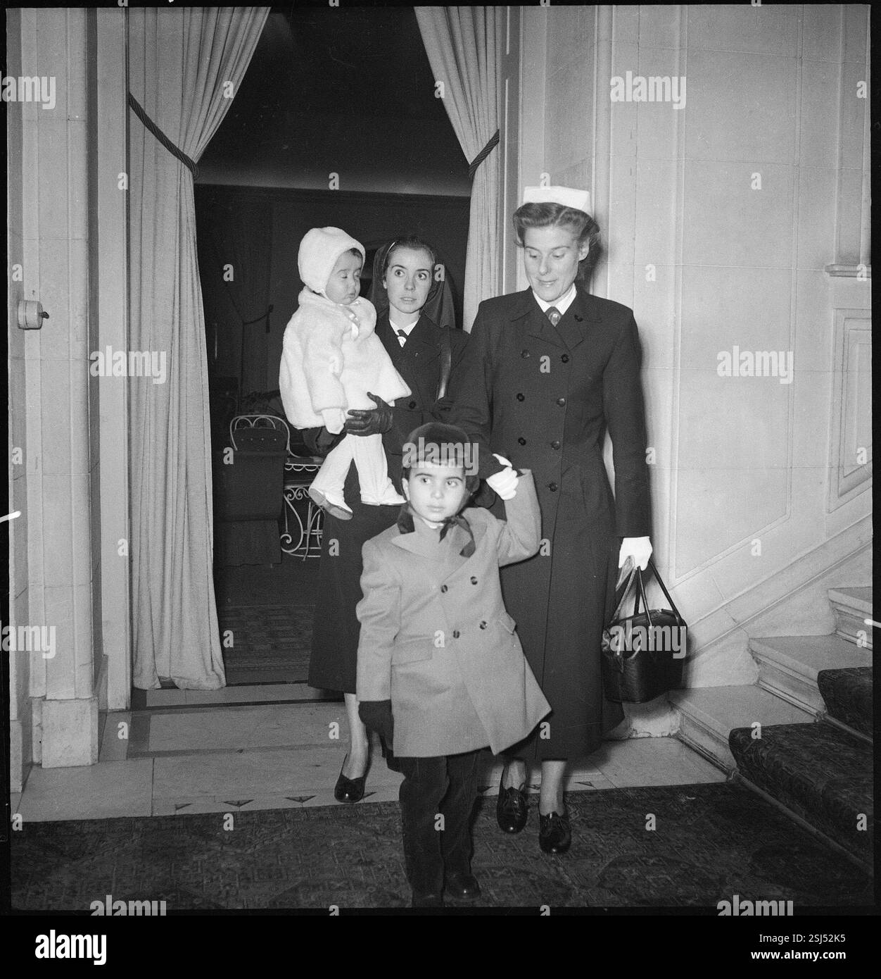 Basma und Hassan von Jordanien mit ihren Kindermädchen, Lausanne 1952# ...