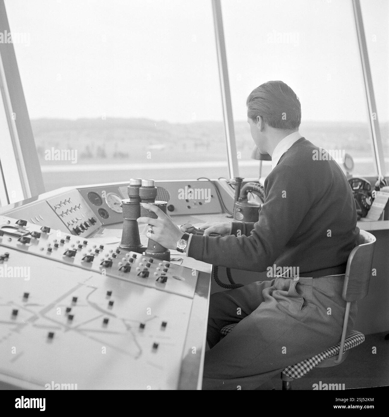 Fluglotse tower hi-res stock photography and images - Alamy