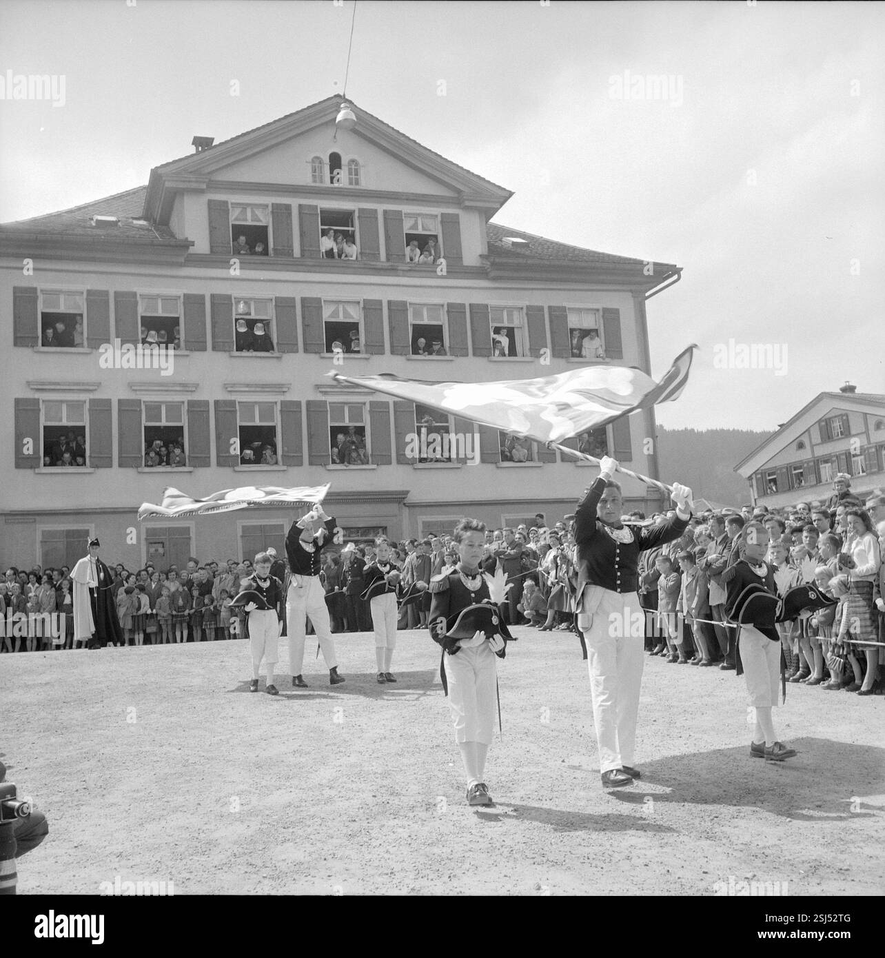 Appenzell: Fahnenschwinger bei Landsgemeinde 1957#Appenzell: flag ...