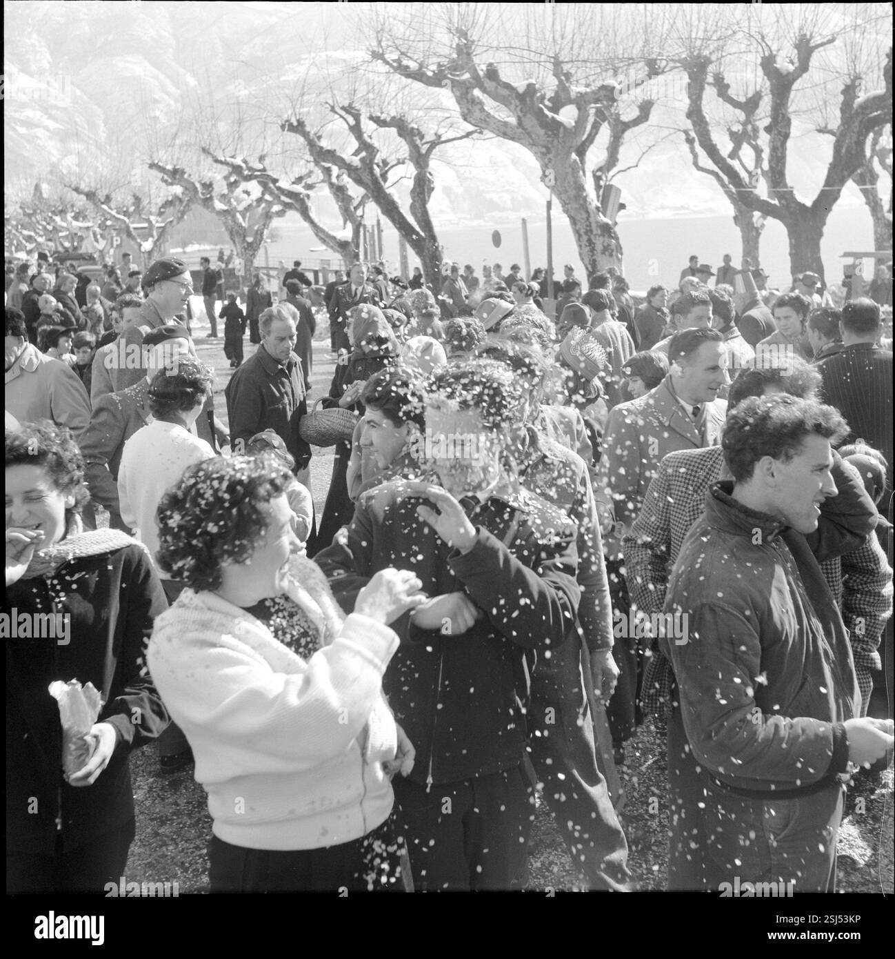 Risotto-Essen an der Fasnacht in Ascona, 1955#Public risotto meal at ...