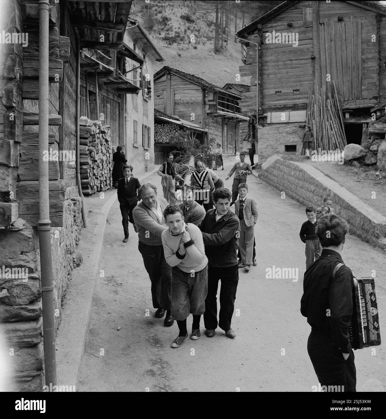 Transport des Maibaums in Praz-de-Fort, 1954#Transport of the maypole ...