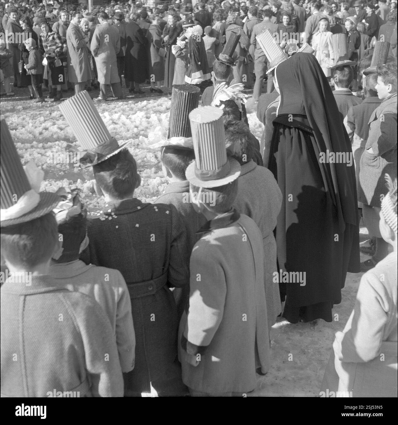 Risotto-Essen an der Fasnacht in Ascona, 1955#Public risotto meal at ...