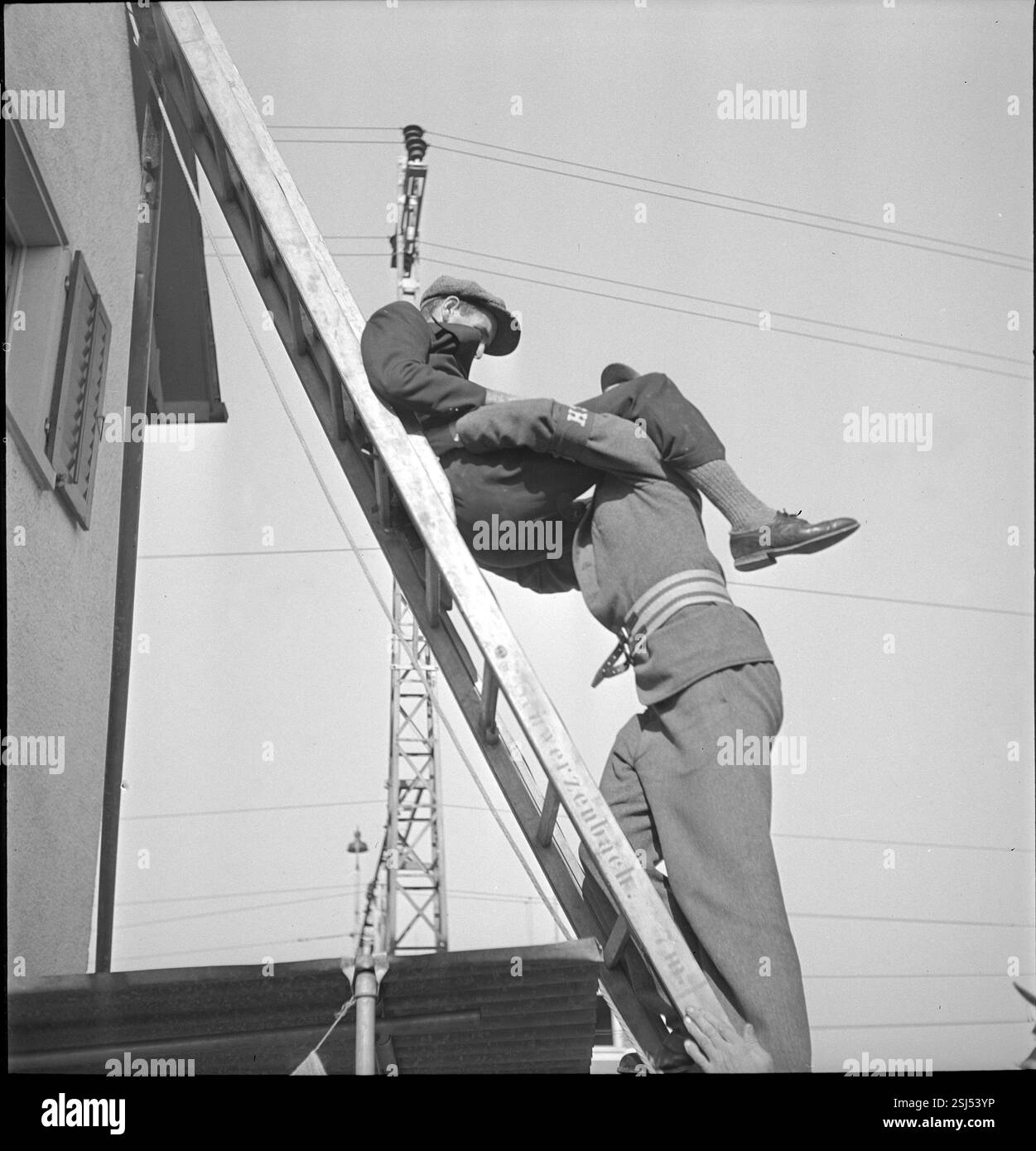 Kriegsfeuerwehr: Bergung über Leiter; 1939#War fire brigade; rescue ...