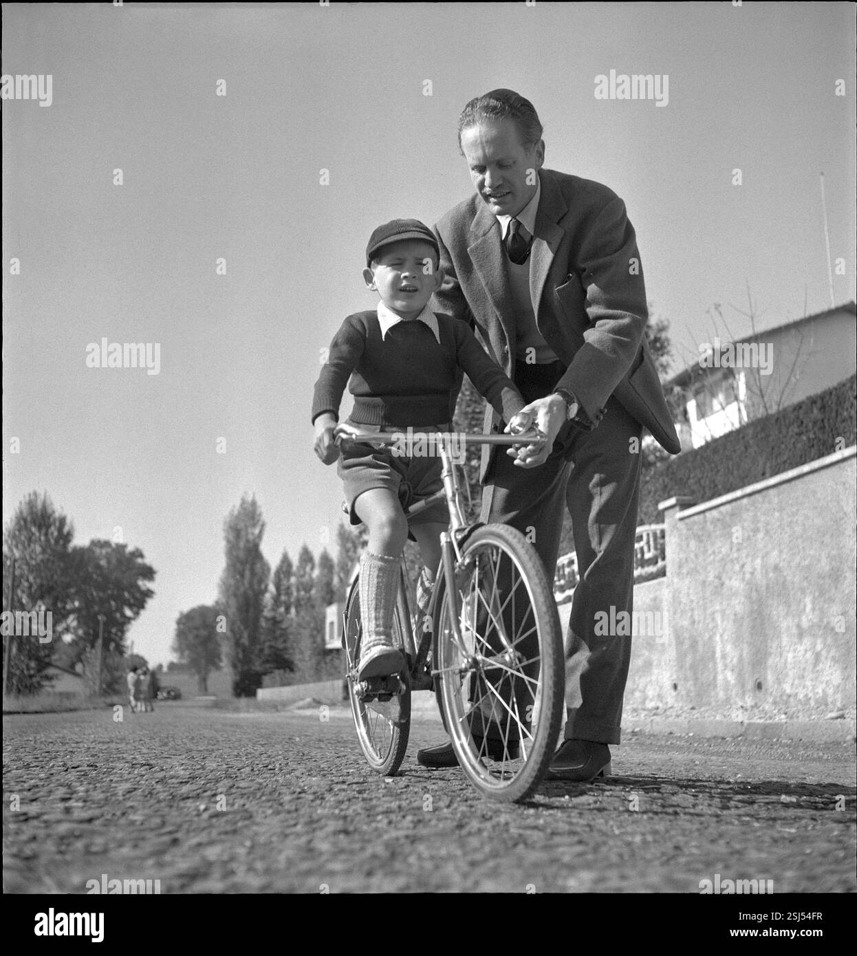 Emmanuel de Graffenried mit Sohn Leo auf Kindervelo, 1950#Emmanuel de ...