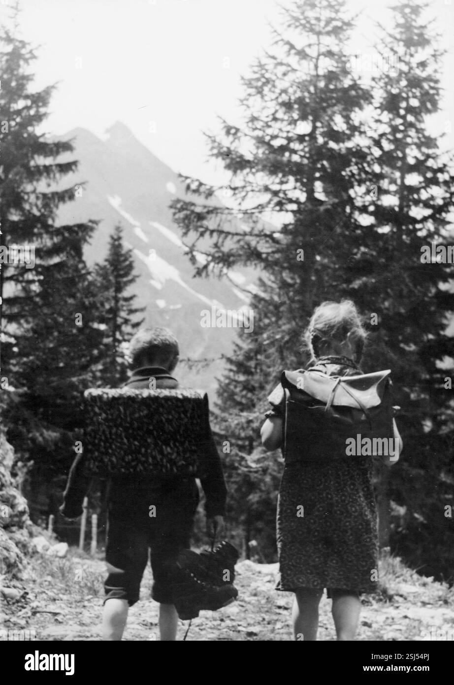 Kinder barfuss auf dem Schulweg, um 1960#Children barefooted on their ...