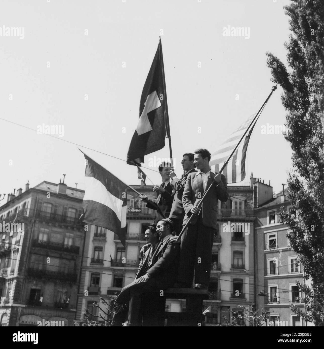 Junge Männer feiern Ende des zweiten Weltkriegs; 1945#Young men ...