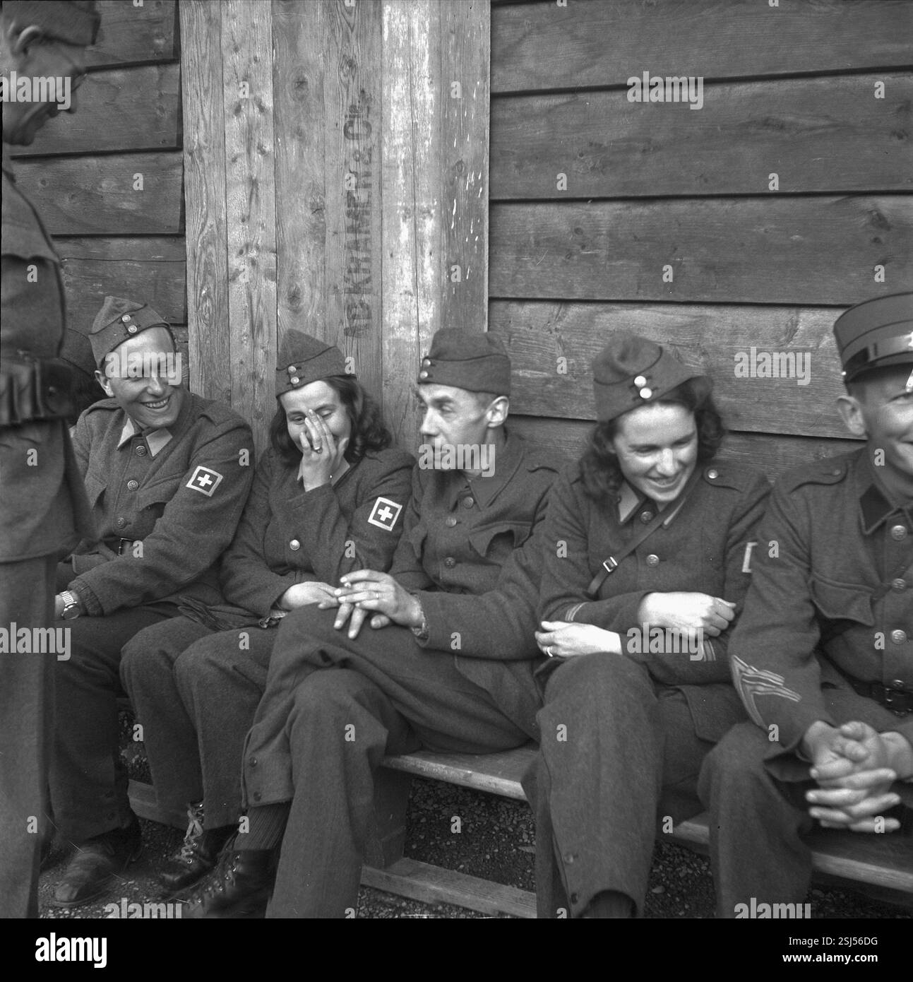 Frauen, Männer; FHD im Luftschutz; 1945#Soldiers; members of women's ...