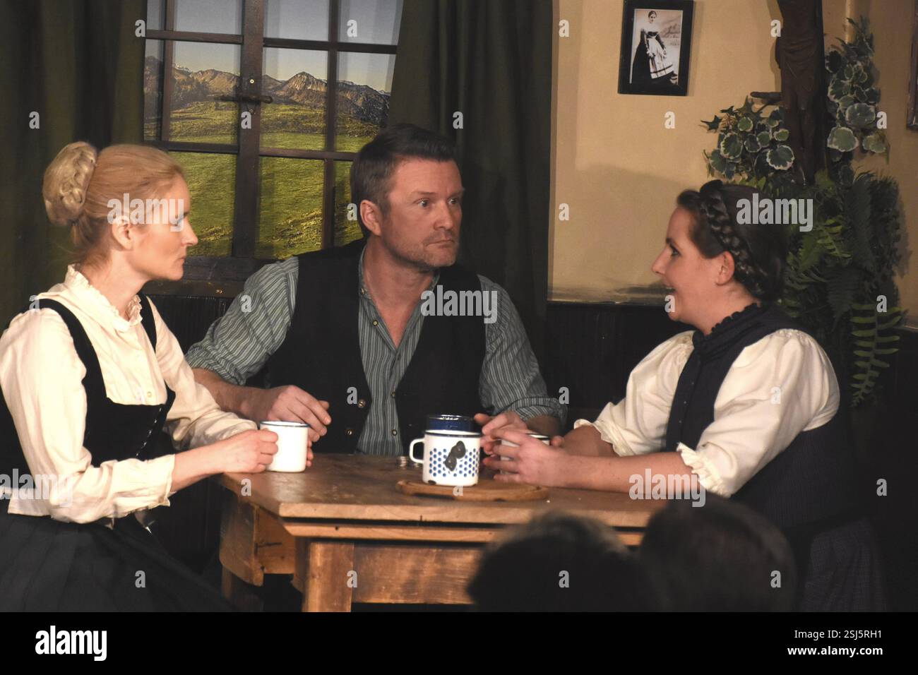 Darsteller Raphaela Maier Schauspielerin Iberl Buehne Leiterin Tom ...