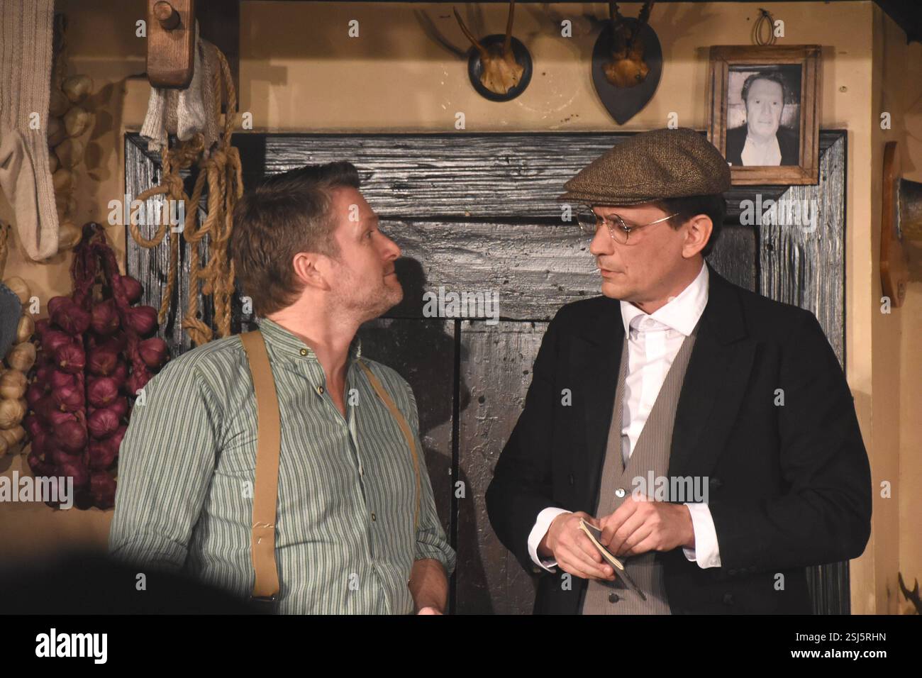 Darsteller Tom Mandl Schauspieler Florian Guenther Schauspieler Regie ...