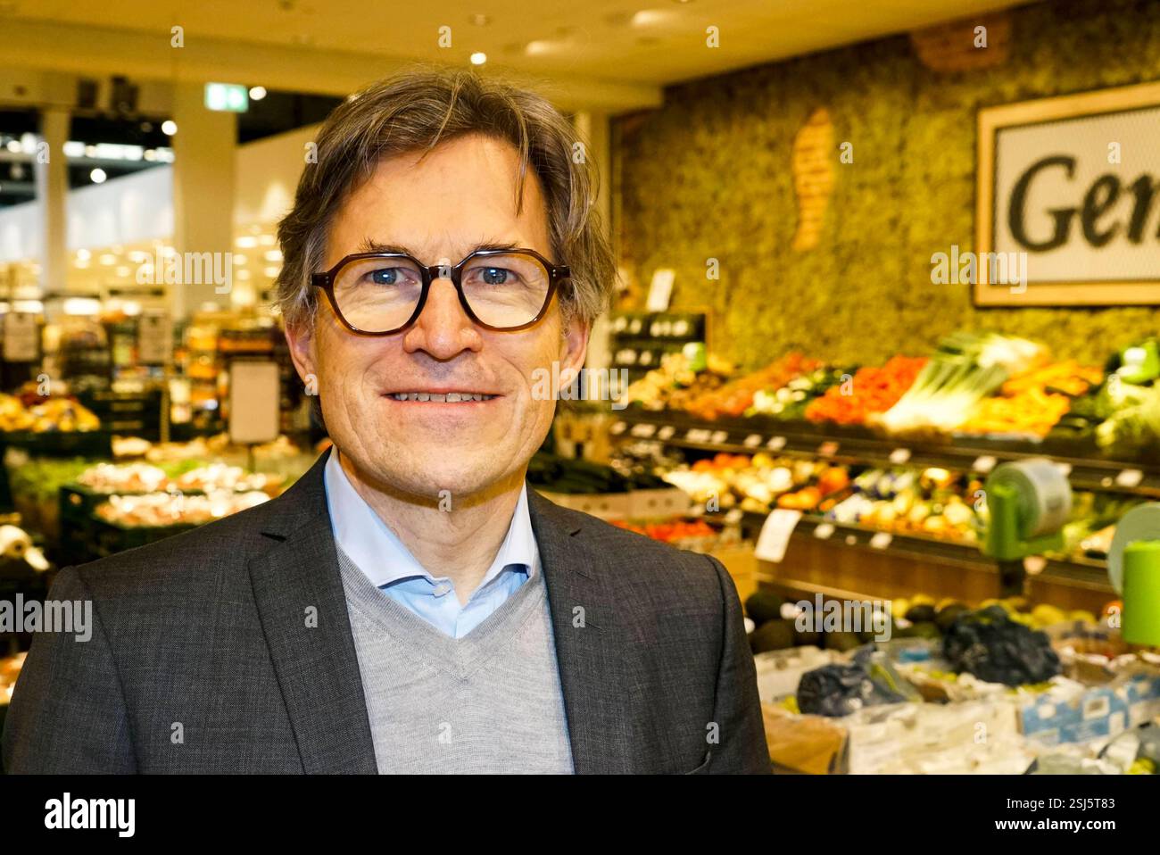 EDEKA Vorstandsvorsitzende Markus Mosa in der EDEKA Filiale in Hamburg ...