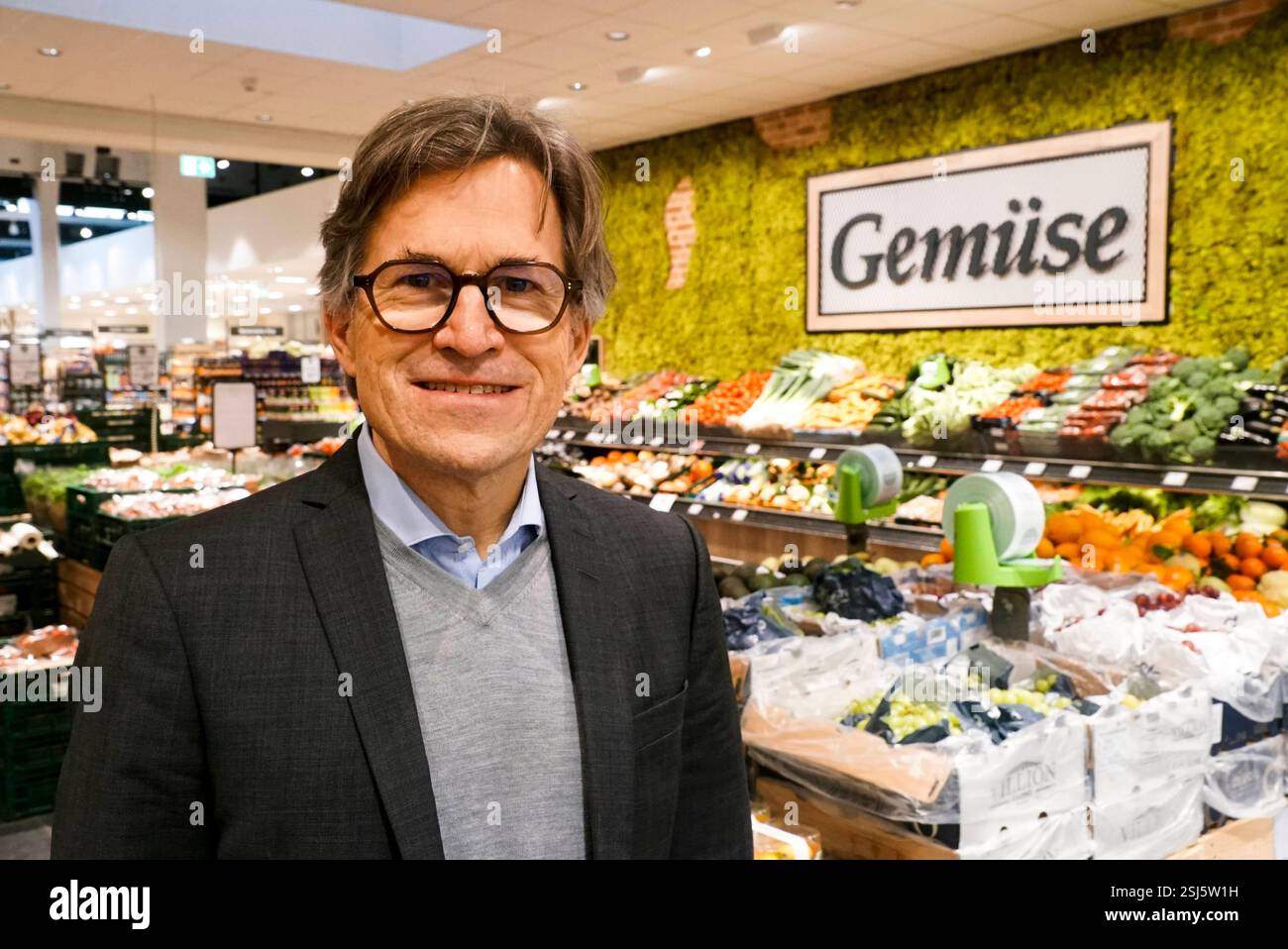 EDEKA Vorstandsvorsitzende Markus Mosa in der EDEKA Filiale in Hamburg ...